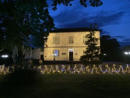 Fachada da propriedade à noite