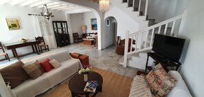 Villa, 4 quartos, vista para o mar | Sala | TV de ecrã plano 