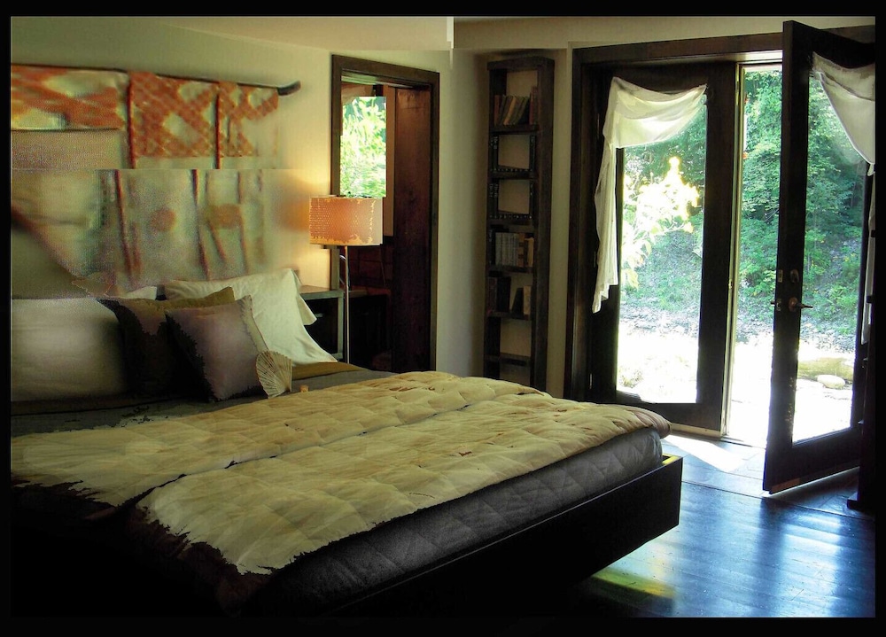Luxury Chalet Magnifique Peaceful Retreat On Mountain Brook .. In Glen Sutton - Sutton
