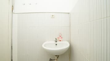 Quarto casal standard | Pia do banheiro