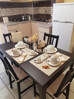 Geladeira, cooktop, forno com torradeira