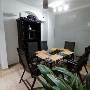 Casa Familiar | Sala de estar | Televisor de ecrã plano de 32 polegadas com canais via satélite 