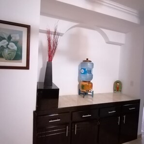 Casa Familiar | Sala de estar | Televisor de ecrã plano de 32 polegadas com canais via satélite 