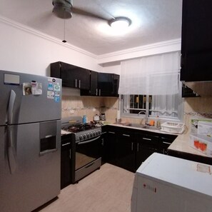 Casa Familiar | Cozinha partilhada | Um frigorífico/congelador grande, um micro-ondas, um forno 