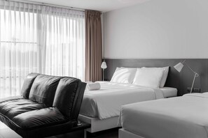 Quarto Triplo Familiar, várias camas, não fumadores, Vista para a cidade | Minibar grátis, cofre no quarto, secretária, cortinas/cortinados opacos