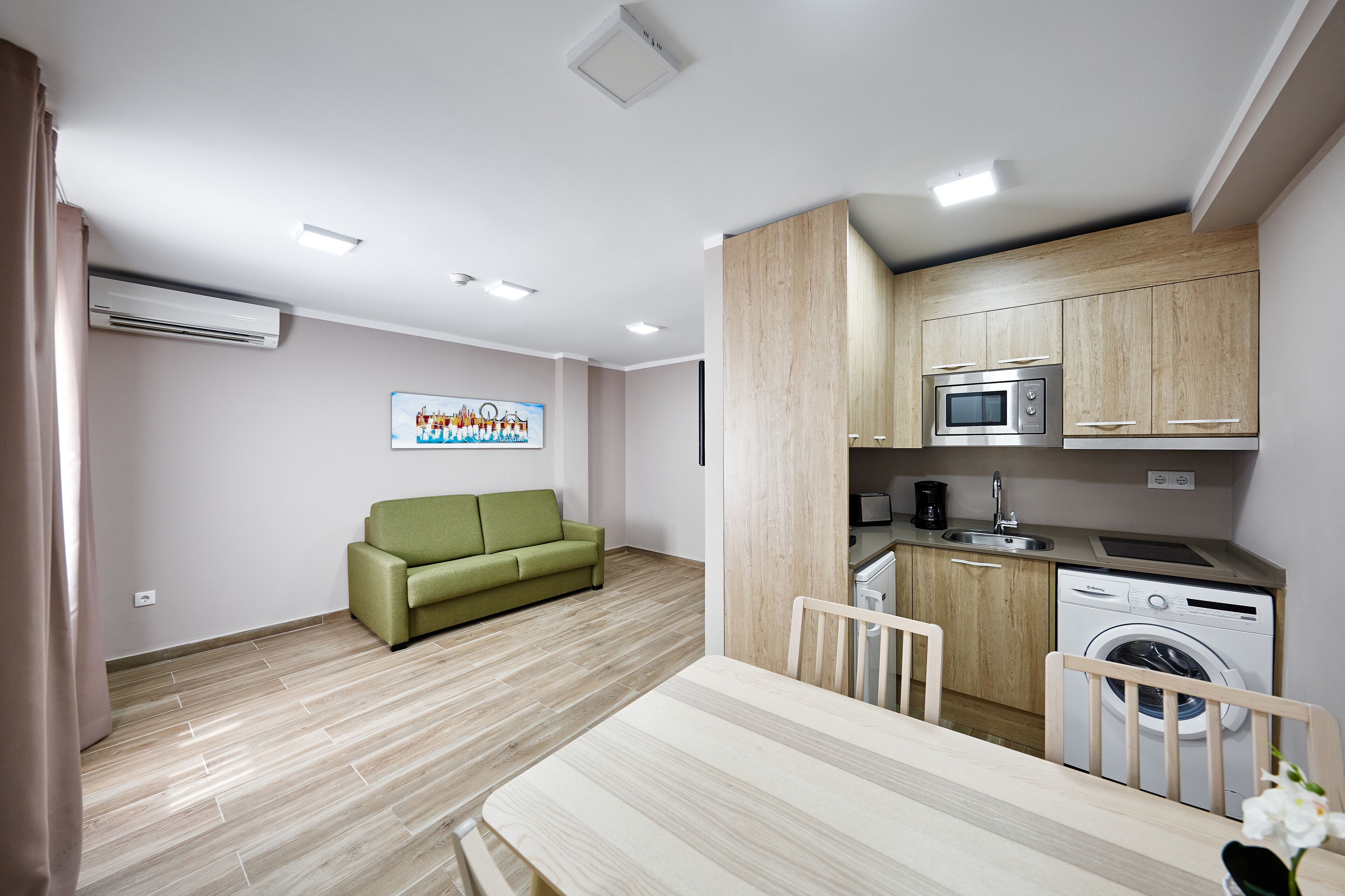Apartamento Superior, 1 quarto | Cozinha privada | Um frigorífico, um micro-ondas, uma placa de cozinha 