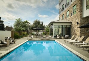 Piscina exterior, guarda-sóis, espreguiçadeiras 