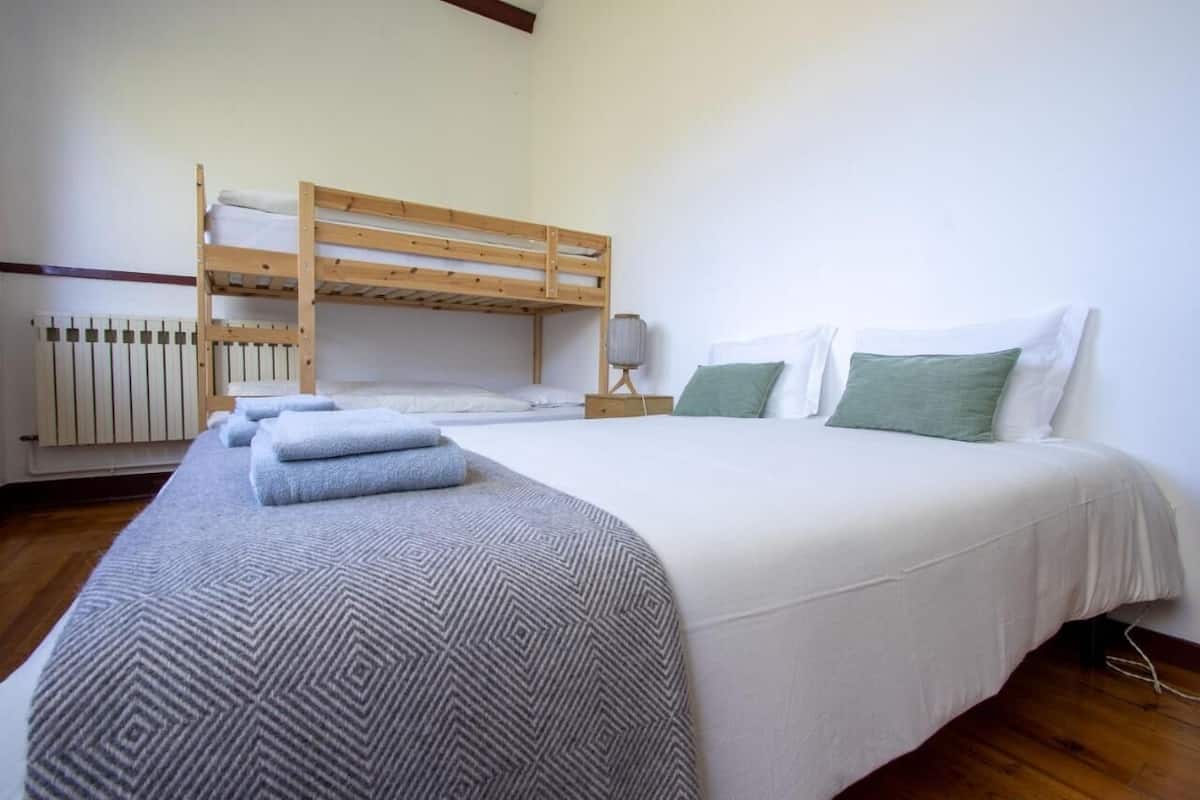 Quarto Familiar | Roupa de alta qualidade, Wi-fi grátis, roupa de cama fornecida