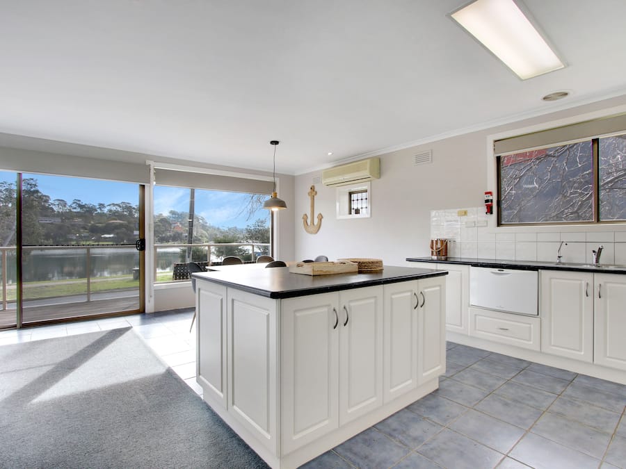 Apartamento, 3 quartos, vista para o lago | Cozinha privada | Geladeira, micro-ondas, fogão, cooktop