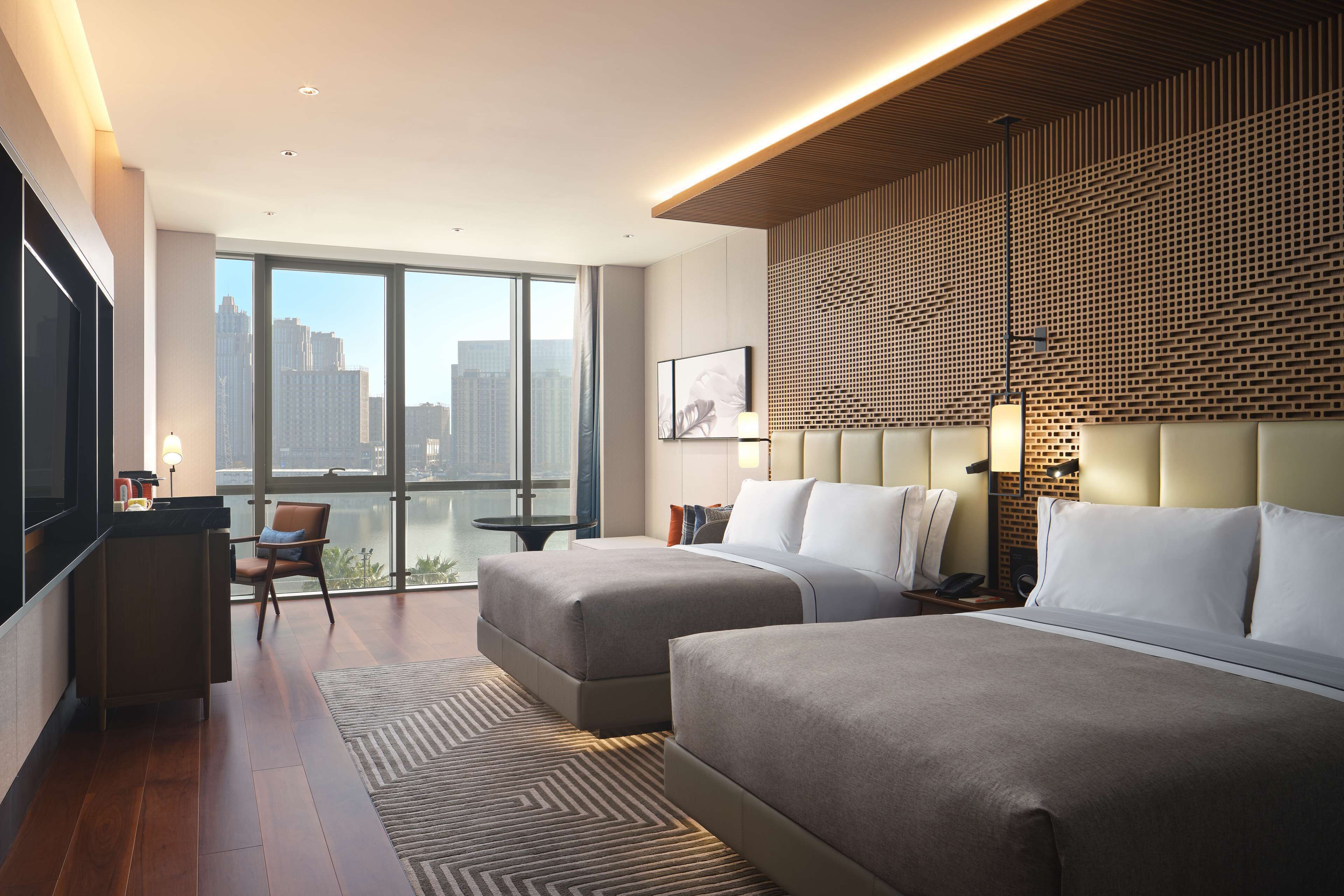 Quarto Deluxe, 2 camas queen-size, vista para o lago | Roupa de alta qualidade, edredões de penas 