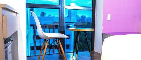 Quarto Executivo, várias camas | Secretária adequada para computadores portáteis