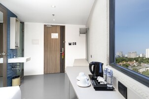 Quarto Twin Deluxe, 2 camas individuais | Secretária adequada para computadores portáteis