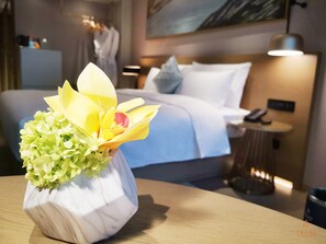 Quarto casal luxo | Frigobar, cortinas blackout, ferros/tábuas de passar roupa