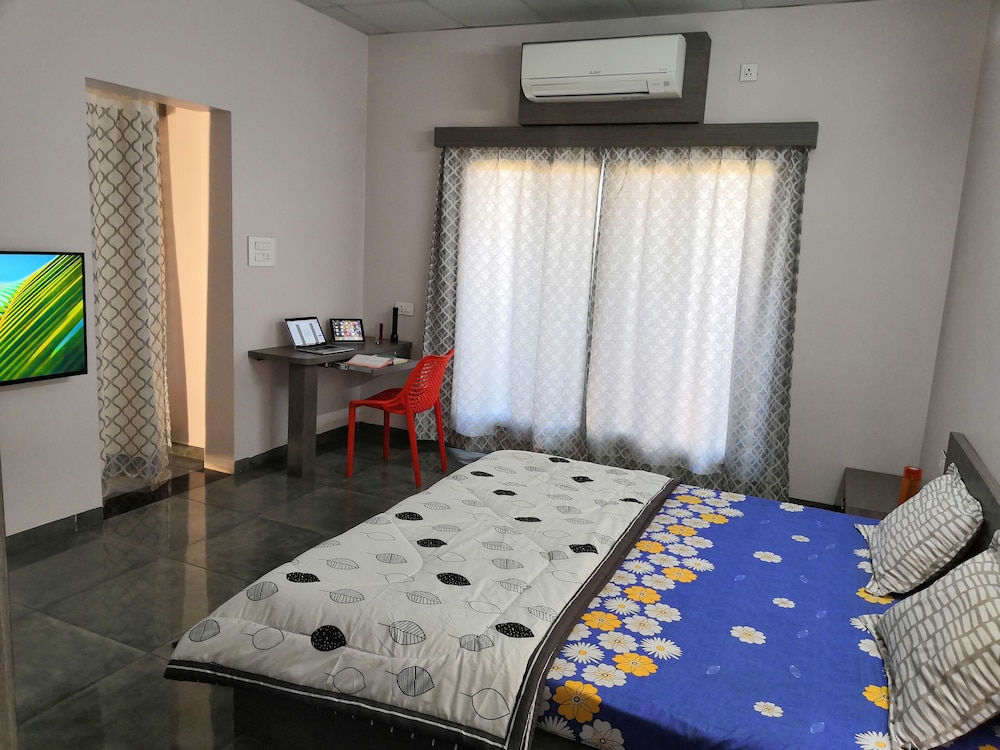 Shrivardhan Homestay Penthouse Is Centrally Located, So You Can Easily Get To Know The City's Fascinating Tourist Attractions - 인도르