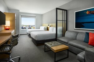 Cofres nos quartos, escrivaninha, espaço de trabalho para notebook