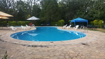 Piscina externa, espreguiçadeiras