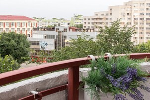 Apartamento premium, sacada, vista para a cidade | Vista do quarto