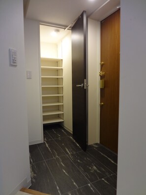 Escrivaninha, espaço de trabalho para notebook, cortinas blackout