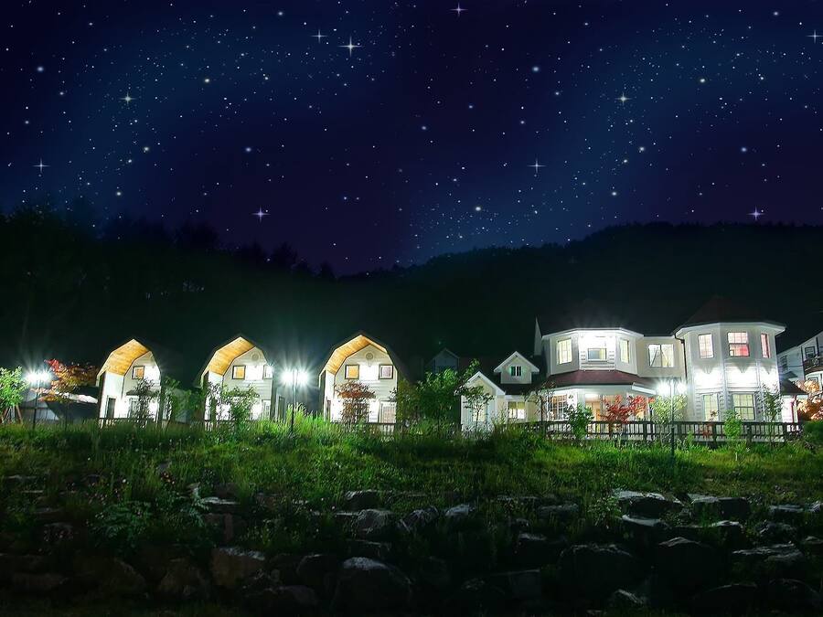 Fachada do alojamento (tarde/noite)