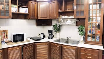 Um frigorífico no espaço comum, um micro-ondas no espaço comum