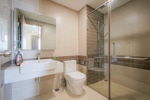 Apartamento standard, 3 quartos | Banheiro | Chuveiro, produtos de toalete grátis, secador de cabelo, chinelos