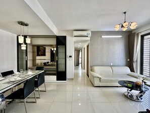 Apartamento Standard, 3 quartos | Sala de estar | Televisor LCD, lareira, Netflix, escritórios