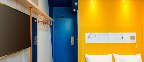 Quarto Standard, 1 cama de casal, não fumadores | 1 quarto, minibar, cofre no quarto, secretária