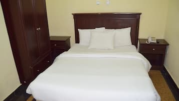 Quarto casal clássico | Cofres nos quartos, individualmente decorados