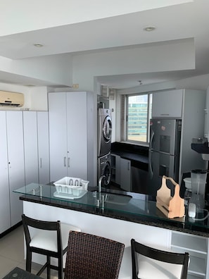 Apartamento | Cozinha privada | Um frigorífico, um micro-ondas, um forno, uma cafeteira/bule 