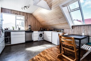 Apartamento urbano, 2 quartos | Cozinha privada | Geladeira, fogão, cooktop, lava-louças