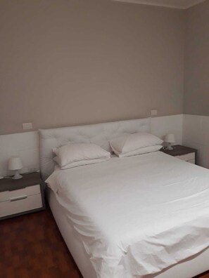 Frigobar, escrivaninha, quartos à prova de som, berços (sobretaxa)