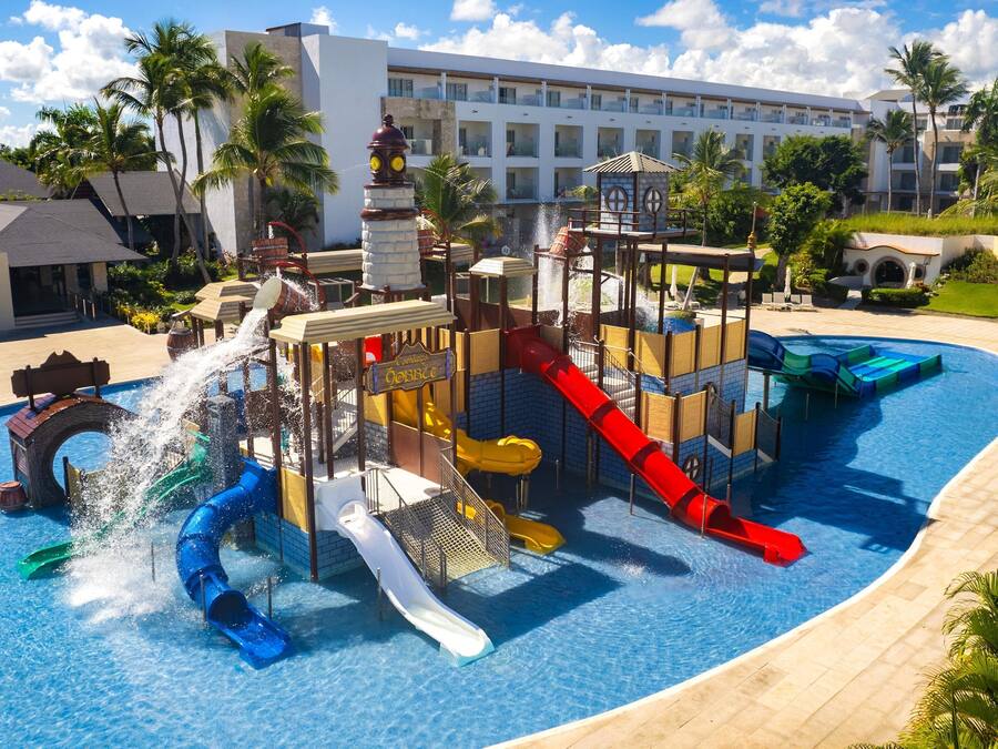 2 piscinas exteriores, guarda-sóis, espreguiçadeiras
