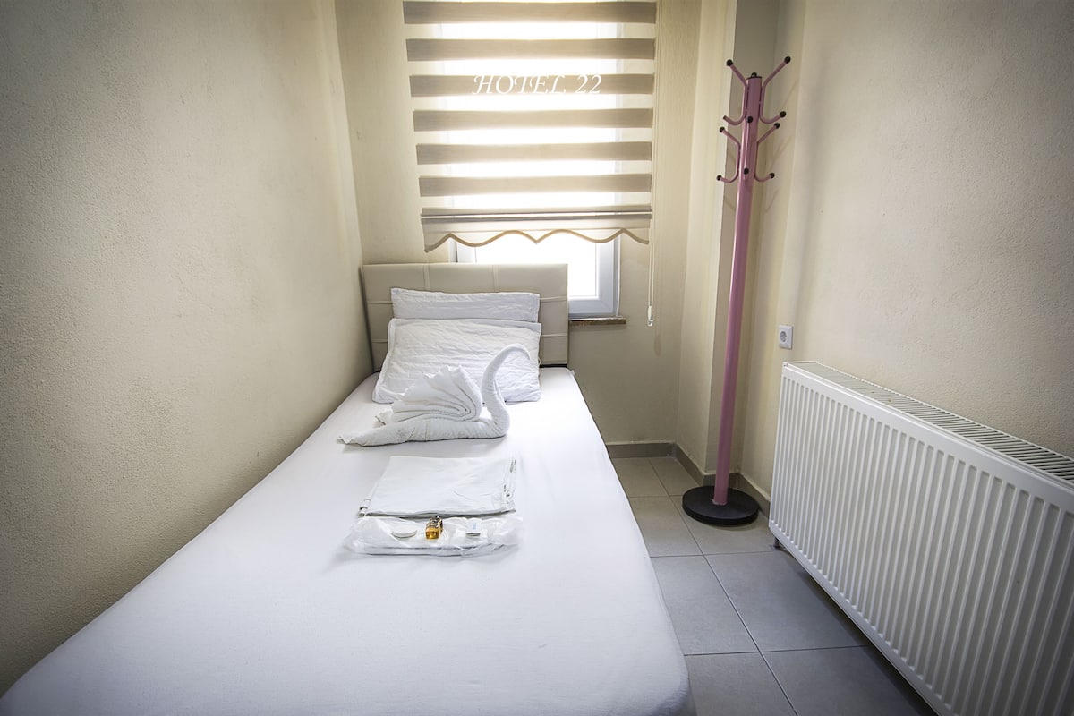 Quarto solteiro econômico | Quartos à prova de som, ferros/tábuas de passar roupa, Wi-Fi de cortesia