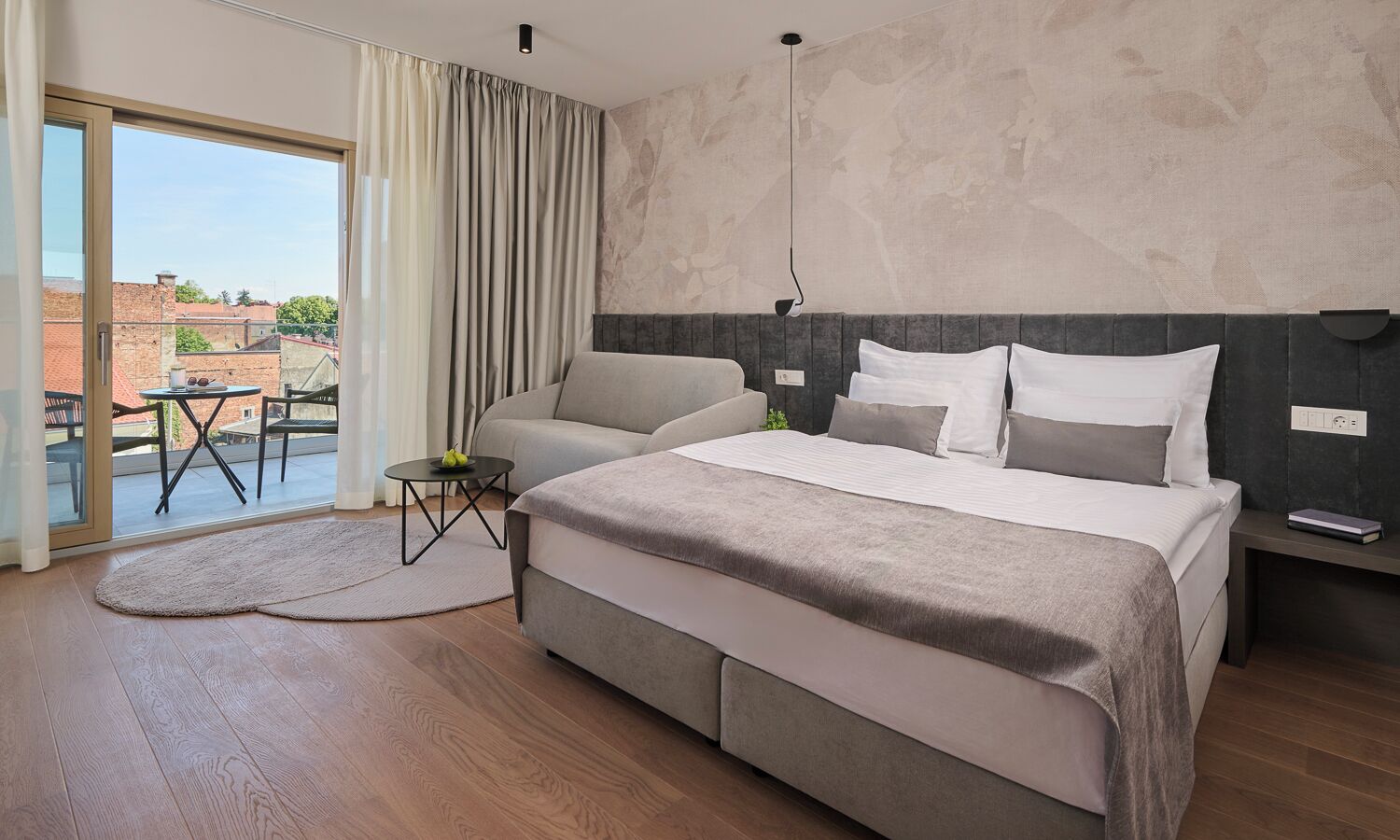Deluxe double room with balcony | Roupa de alta qualidade, edredões de penas, camas de colchão pillowtop 