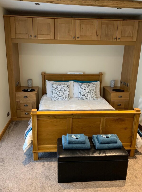 King size Deluxe room | Secretária, cortinas/cortinados opacos, ferro/tábua de engomar