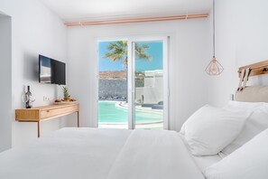Suite Deluxe, vista para a piscina | Lençóis de algodão egípcio, roupa de alta qualidade, edredões de penas 