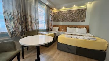 Quarto Triplo Económico | 1 quarto, com decoração personalizada, com mobília individualizada