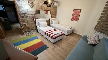 Family Apartment No 4 (150 Meters Away) | 1 quarto, com decoração personalizada, com mobília individualizada