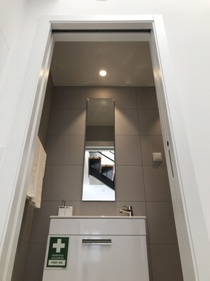 Um secador de cabelo, um bidé, toalhas fornecidas, sabão 