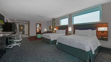 Cofres nos quartos, escrivaninha, cortinas blackout