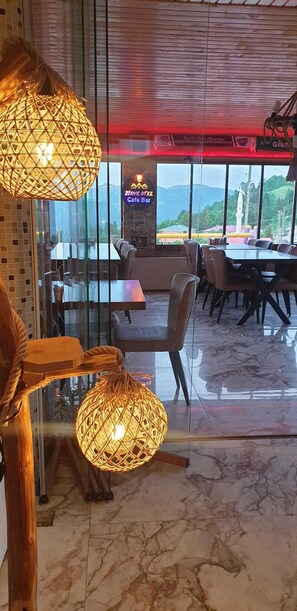 Pequenos-almoços, almoços e jantares servidos 