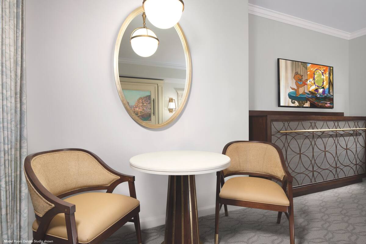 Roupa hipoalergénica, cofre no quarto, secretária