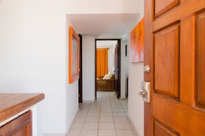 Apartamento Panorâmico, 2 quartos, vista para o oceano, em frente à praia | 2 quartos, com mobília individualizada, cortinas/cortinados opacos 