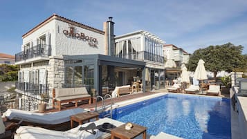 Piscina exterior sazonal, da(s) 7:00 à(s) 21:00, guarda-sóis