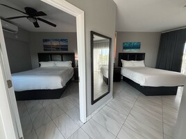 Quarto Signature, 1 quarto, varanda, vista para a piscina | Roupa hipoalergénica, cofre no quarto, secretária 