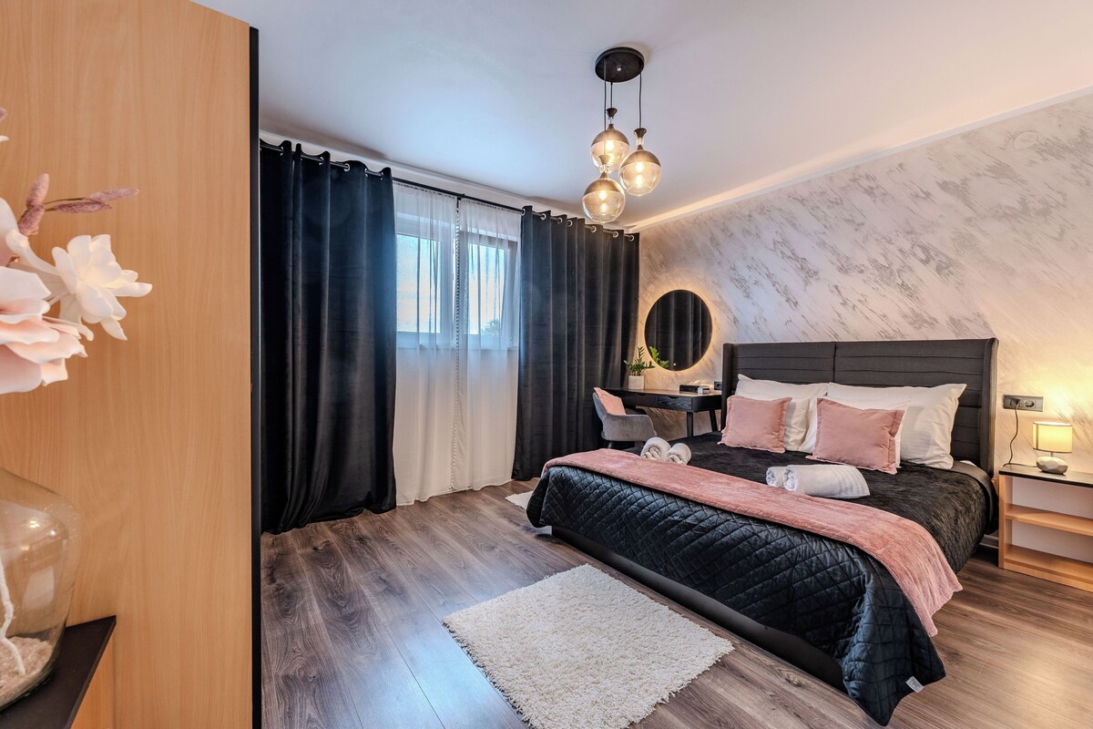 Quarto casal conforto | Roupas de cama premium, frigobar, cofres nos quartos, escrivaninha