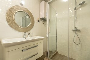 Apartamento Cidade, varanda (2 Bedrooms) | Casa de banho | Um polibã, um secador de cabelo, toalhas fornecidas 