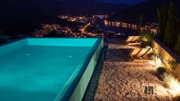 Piscina exterior, uma piscina transbordante