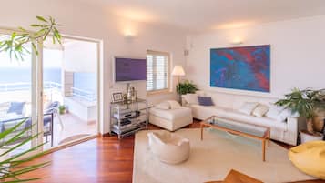 Apartamento exclusivo, terraço, vista para o mar (3 Bedrooms) | Área de estar | TV 70 cm com canais a cabo, DVD player