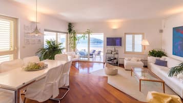 Apartamento exclusivo, terraço, vista para o mar (3 Bedrooms) | Área de estar | TV 70 cm com canais a cabo, DVD player